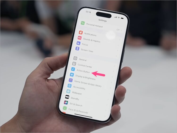 How to Turn the Flashlight On or Off on iPhone 15 & 15 Pro